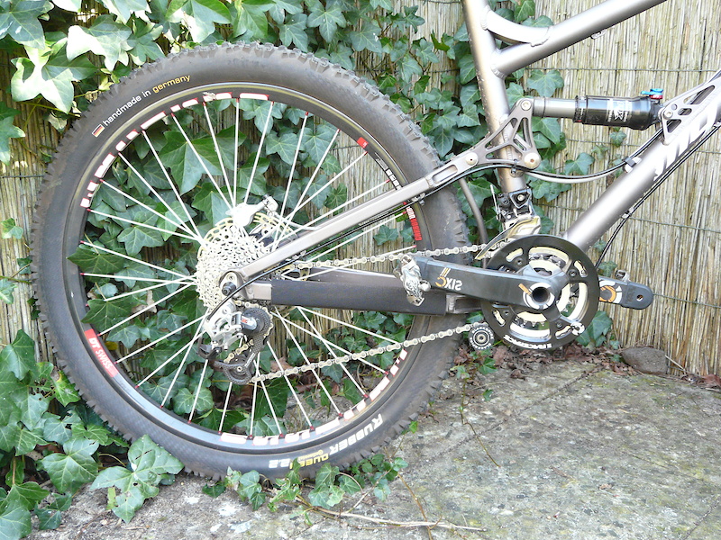 a downhillers XC bike; Banshee Spitfire - Mountainbike.nl