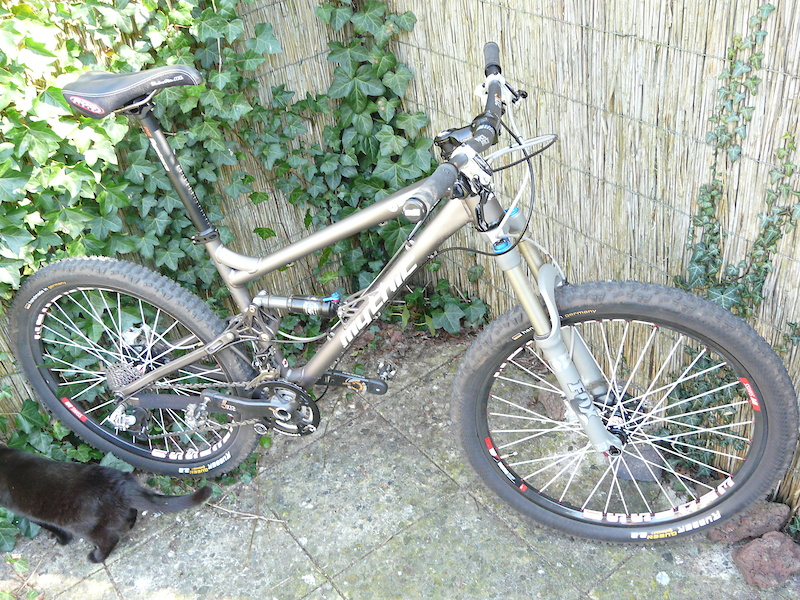 a downhillers XC bike; Banshee Spitfire - Mountainbike.nl