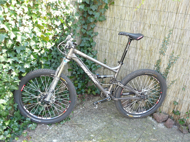 a downhillers XC bike; Banshee Spitfire - Mountainbike.nl